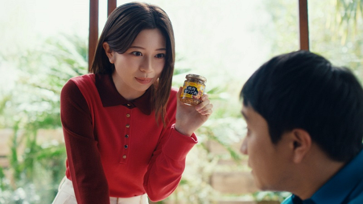 桜田ひより、エバラ「黄金の味」新テイストのCMで濱田岳と4年ぶりの共演「すごく楽しみにしていました」 - GirlsNews