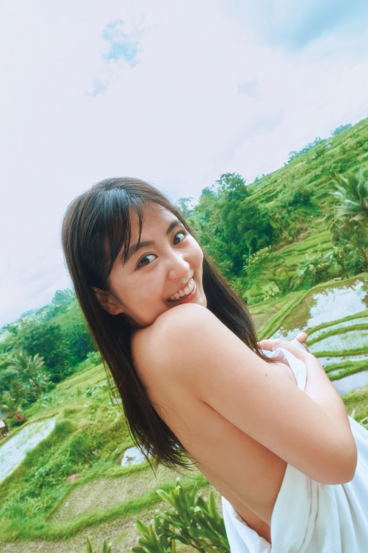 福井梨莉華、1st写真集より初挑戦の大胆肌見せカットを披露 - GirlsNews