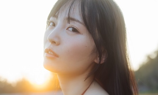 由良ゆら、自身最大露出カットや初めて見せる表情も…1st写真集が発売「想像以上にすごい写真集だと…」 - GirlsNews