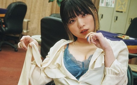 根本凪、雀荘を舞台に誘惑の表情を… 『旬撮GIRL』登場 - GirlsNews