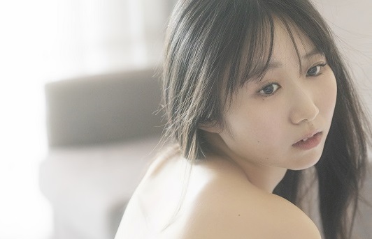 STU48 内海里音が念願の1st写真集発売 キラキラ笑顔だけでなく大胆な背中見せカットにも初挑戦 - GirlsNews