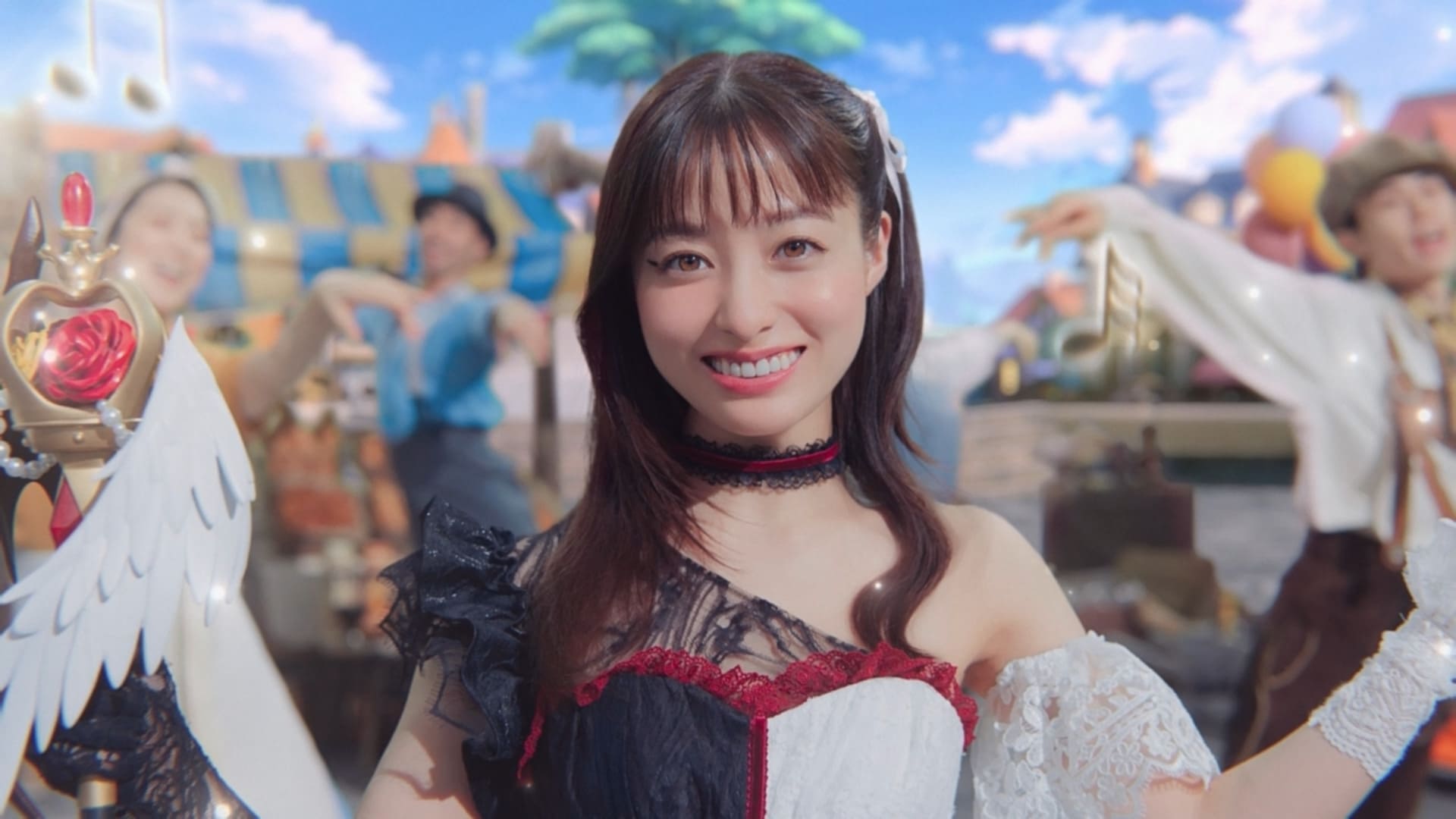 橋本環奈、「異世界のんびりライフ」1周年記念CMに出演 ゲーム内コスチュームで登場 - GirlsNews