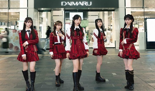 AKB48、20年間の数々のステージを彩った衣装400着以上を展示 「AKB48 ⼤⾐装展」が10月開催 - GirlsNews