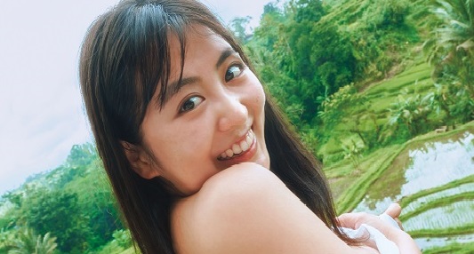 福井梨莉華、1st写真集より初挑戦の大胆肌見せカットを披露 - GirlsNews